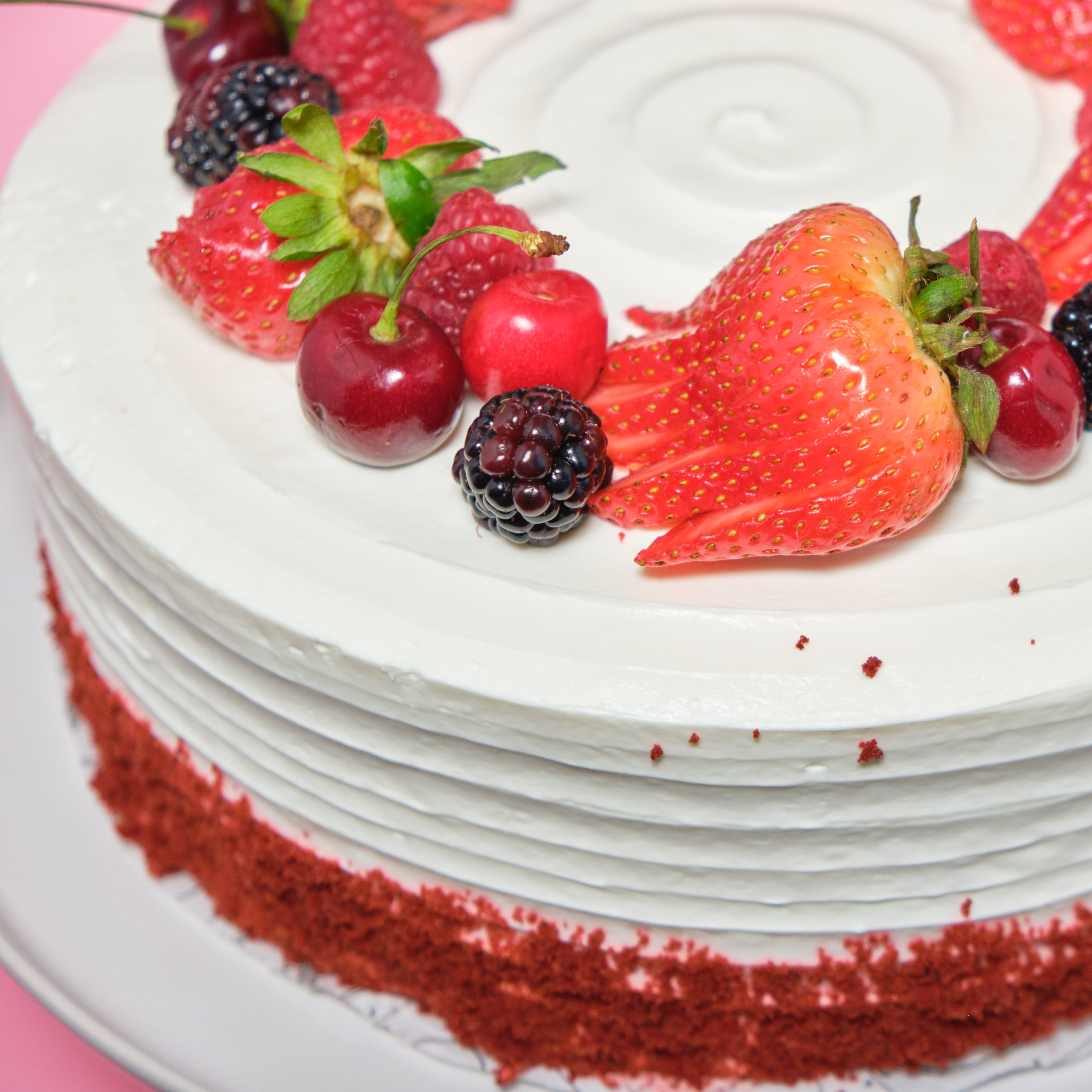 Pastel Red velvet con frutos rojos – Finitas